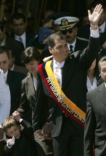 Rafael Correa asume el poder y se alinea junto a Chávez, Morales y ...
